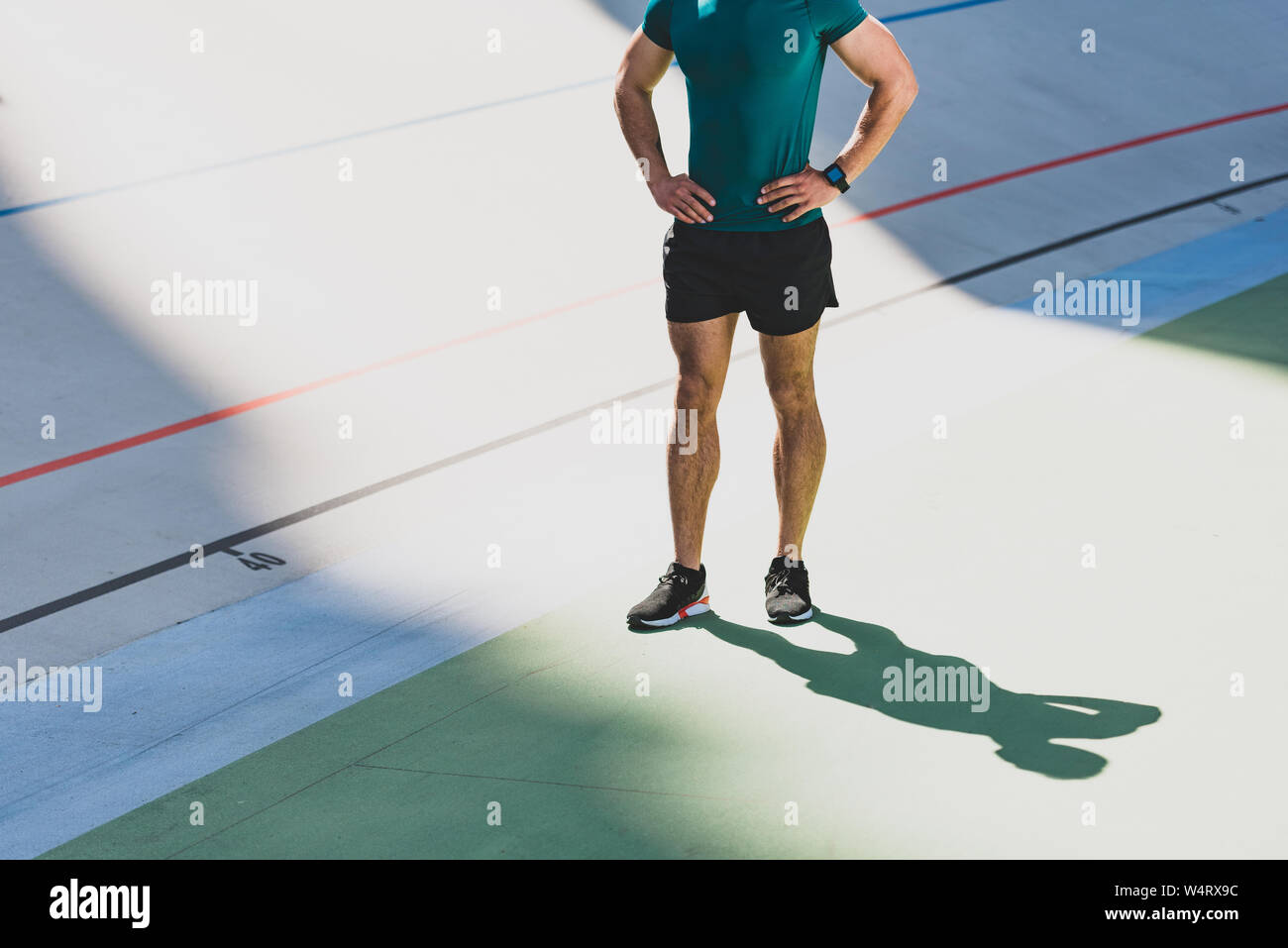 Hands on hip pose hi-res stock photography and images - Alamy