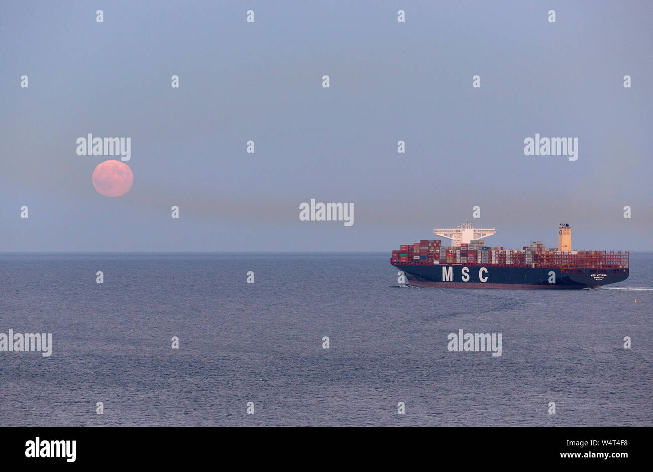 Giant container ship hi-res stock photography and images - Alamy