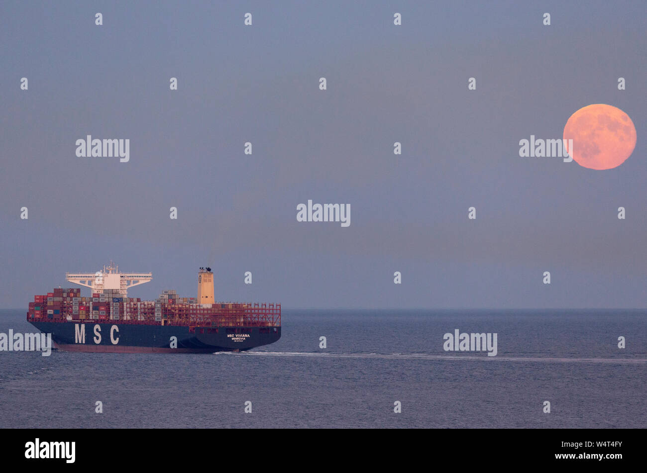 Giant container ship hi-res stock photography and images - Alamy
