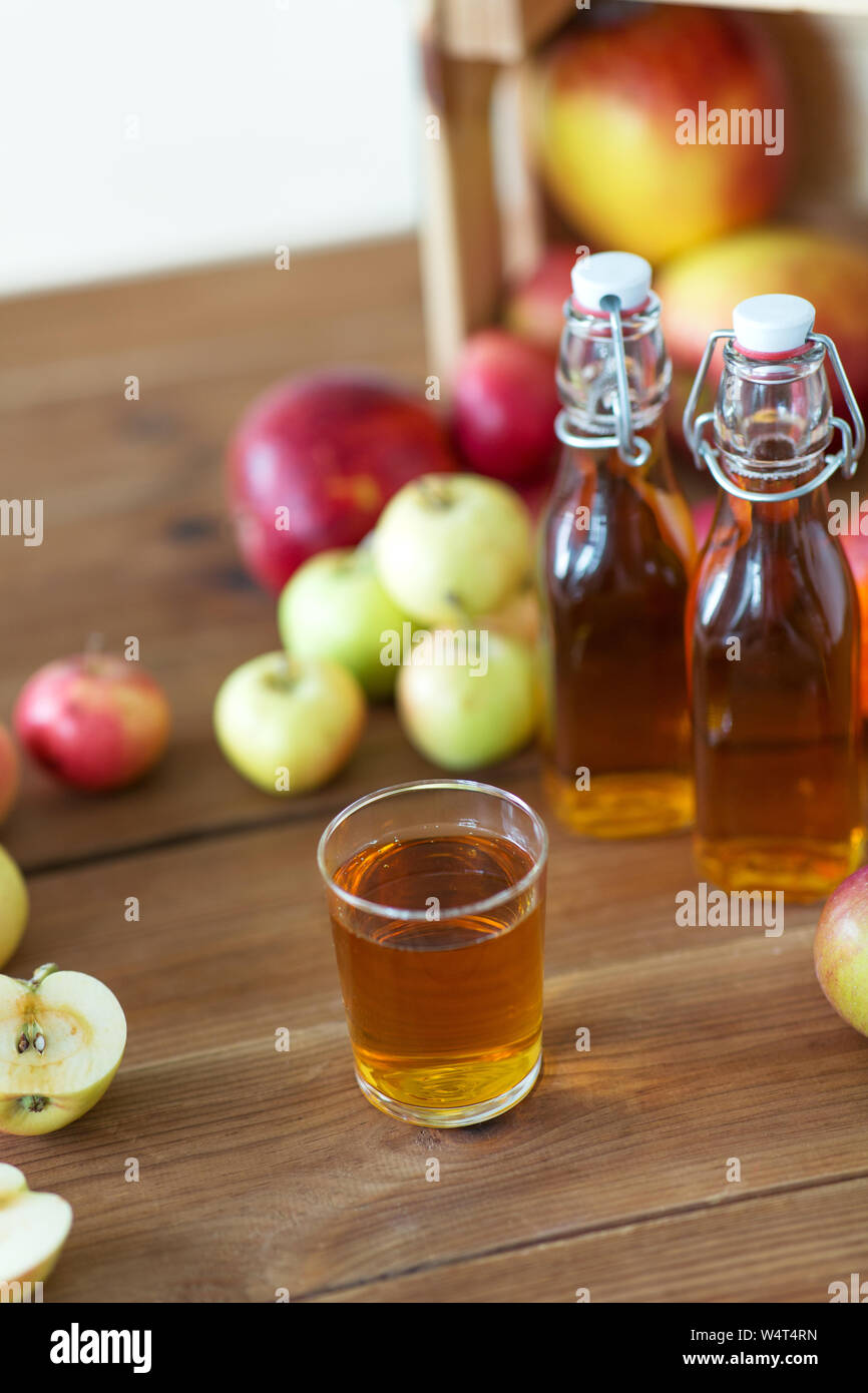 Apple cider bottles hi-res stock photography and images - Alamy