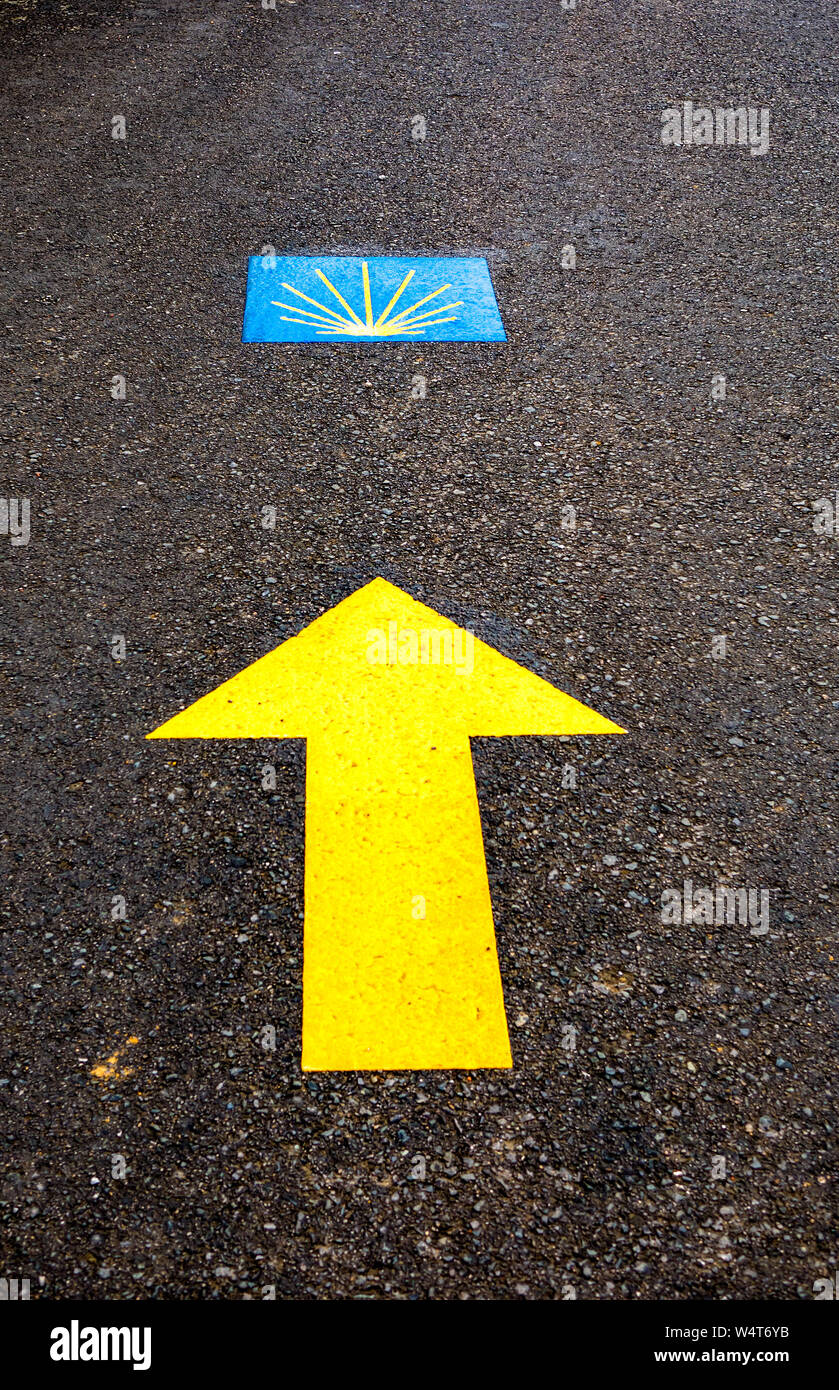 Yellow arrow symbol road arrow symbol hi-res stock photography and ...