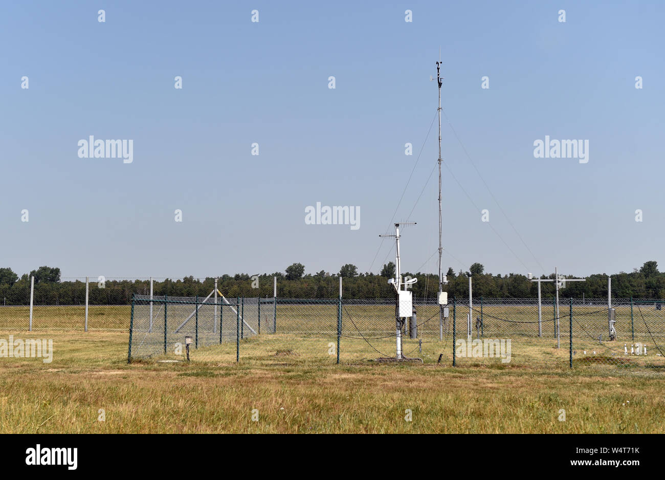 Geilenkirchen, Germany. 25th July, 2019. The weather station on the ...