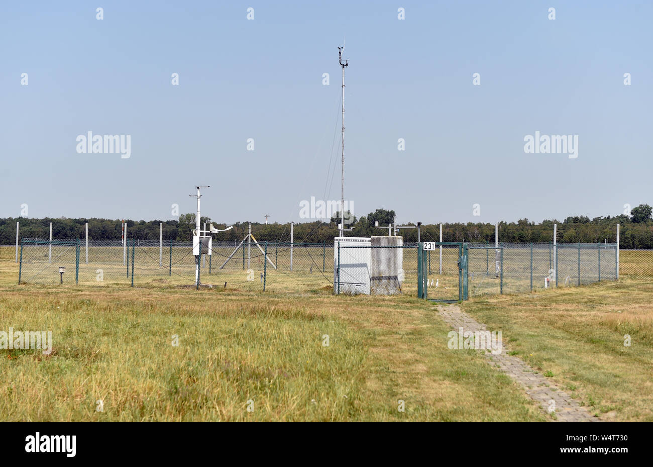 Geilenkirchen, Germany. 25th July, 2019. The weather station on the ...