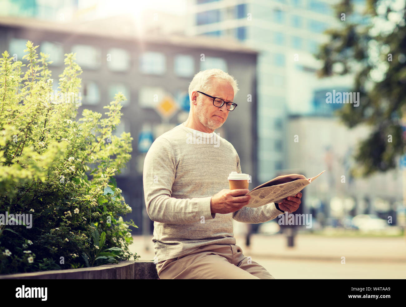 Man senior newspaper coffee city news hi-res stock photography and ...