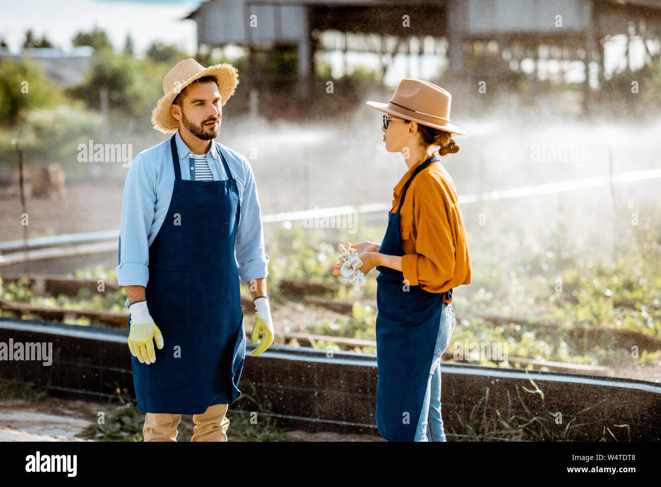 Two farmers talking hi-res stock photography and images - Alamy