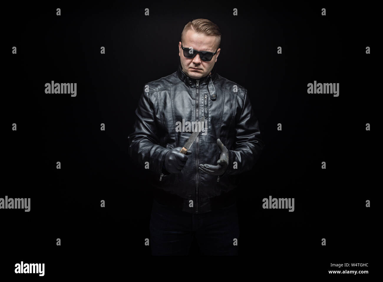 Man serial killer knife hi-res stock photography and images - Alamy