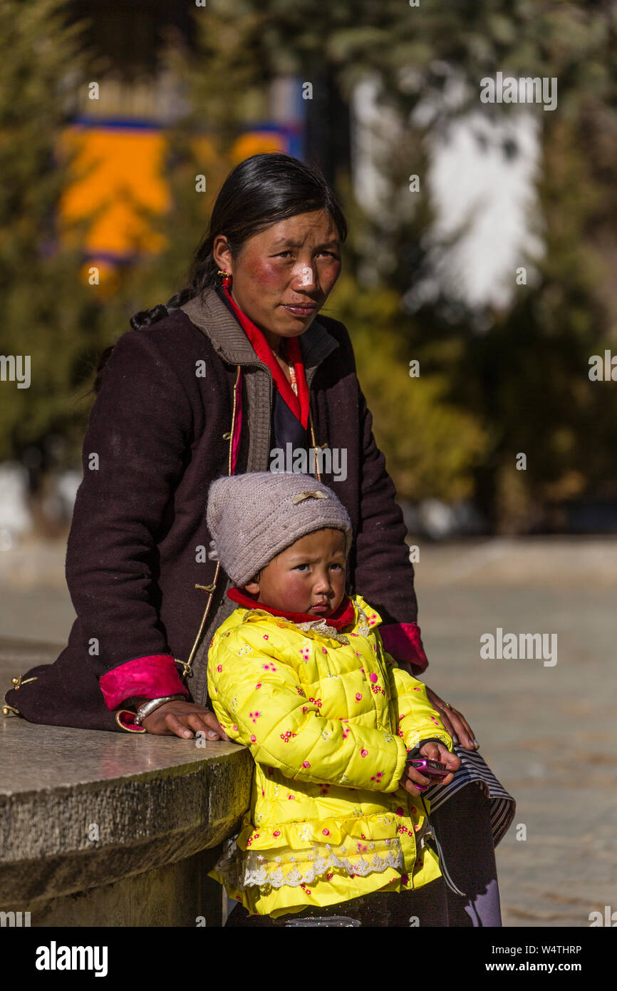 Tibetan woman chuba traditional dress hi-res stock photography and ...