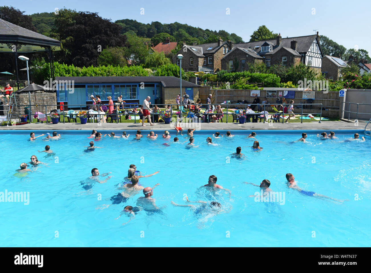People play in the water at Hathersage Outdoor Swimming Pool in ...