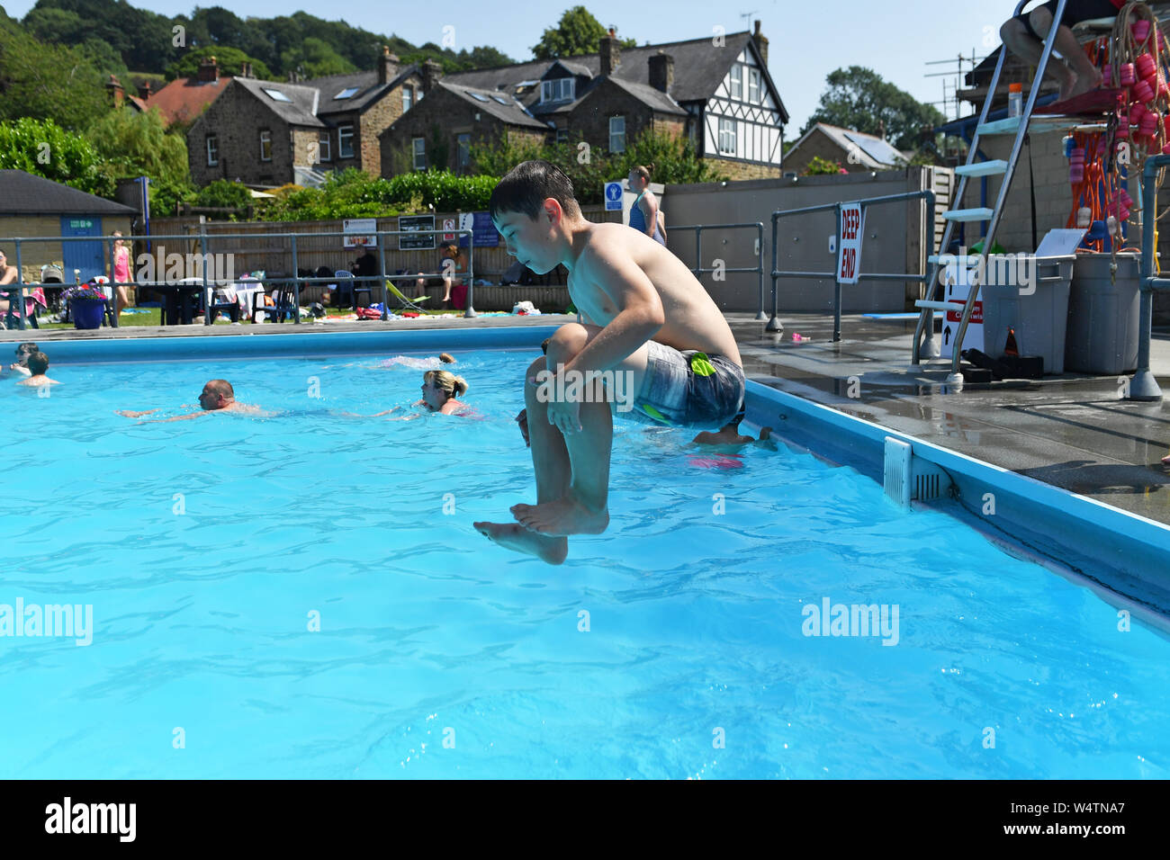 People play in the water at Hathersage Outdoor Swimming Pool in ...