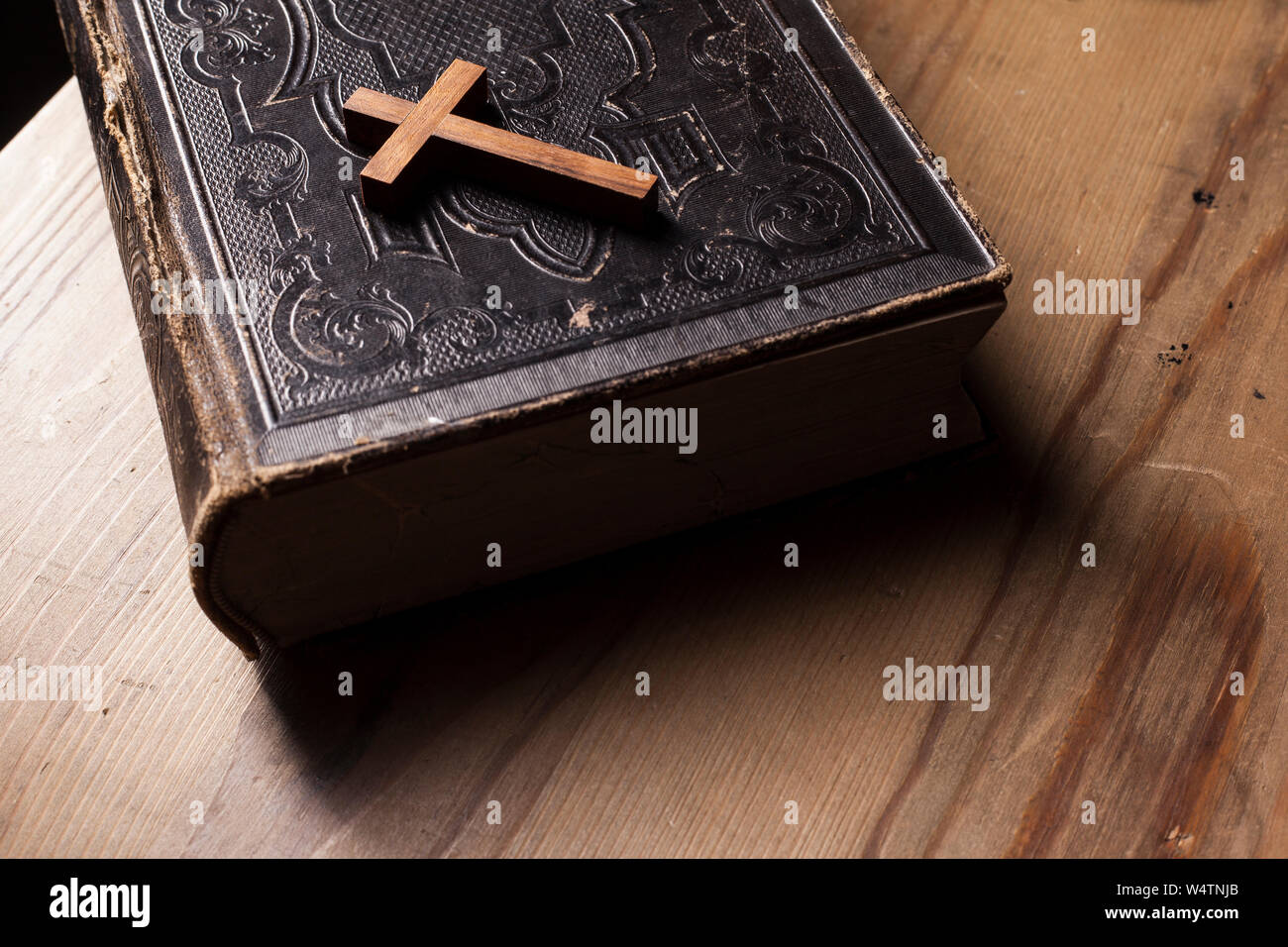 Old holy bible with wooden Christian cross Stock Photo - Alamy