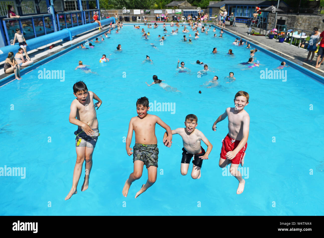Hathersage outdoor swimming pool hi-res stock photography and images ...