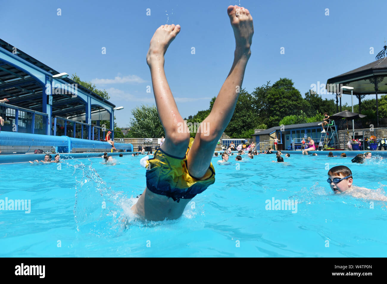 People play in the water at Hathersage Outdoor Swimming Pool in ...