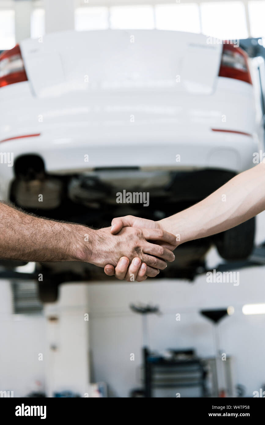 Car handshake mechanic hi-res stock photography and images - Alamy