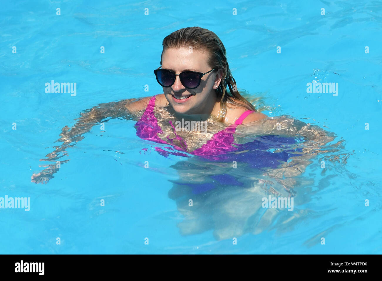 Hathersage outdoor swimming pool hi-res stock photography and images ...