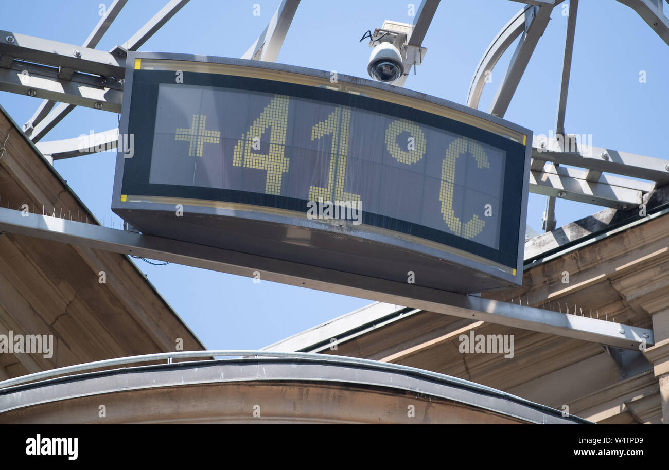 Stuttgart, Germany. 25th July, 2019. A temperature display at ...