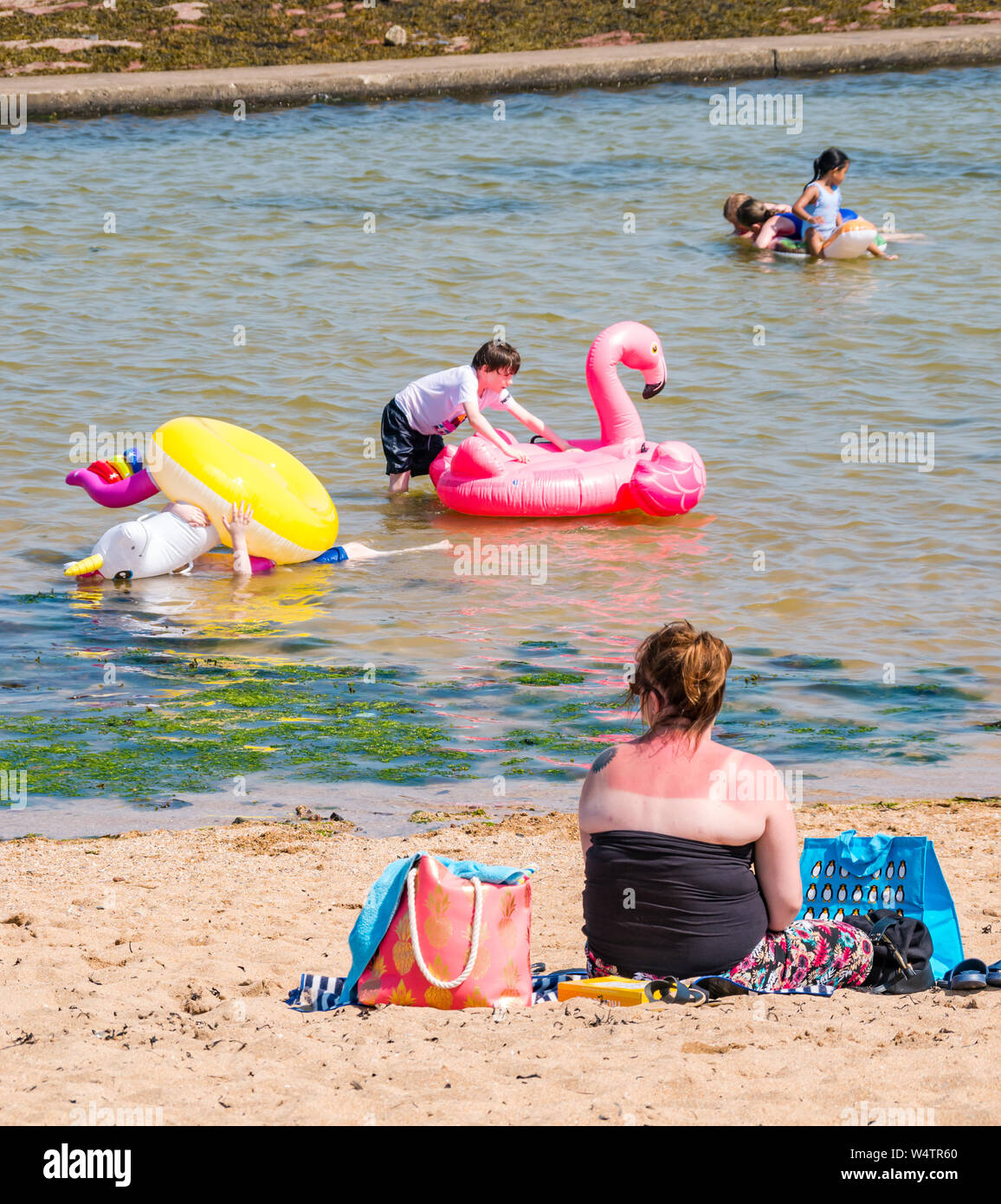 Uk woman sunbathing uk heatwave hi-res stock photography and images - Alamy