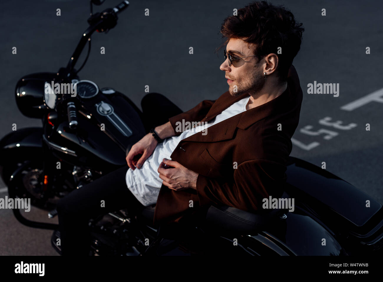 Man leaning on motorcycle hi-res stock photography and images - Alamy
