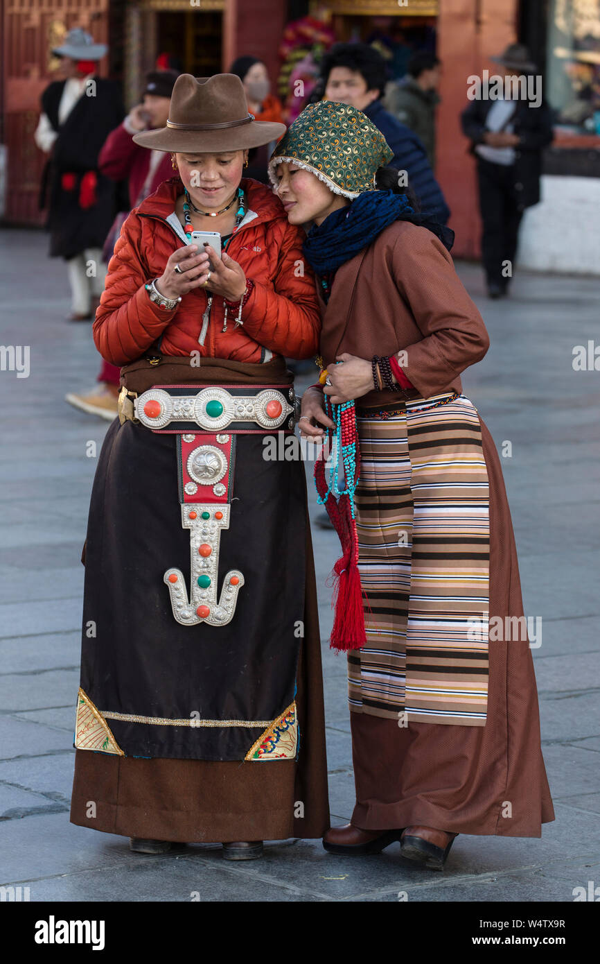Tibetan women chuba dress hi-res stock photography and images - Alamy