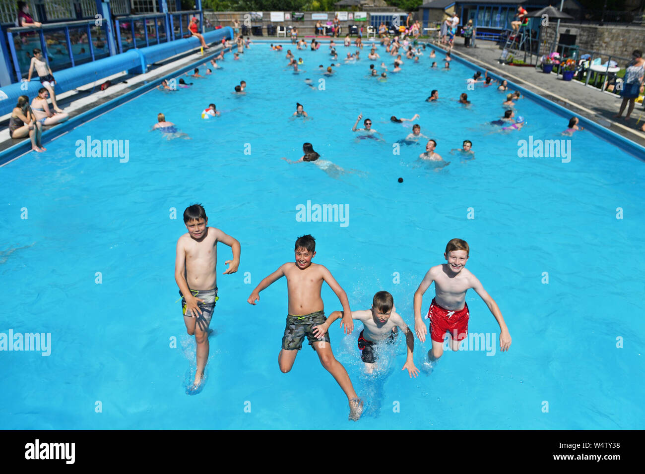 Hathersage outdoor swimming pool hi-res stock photography and images ...