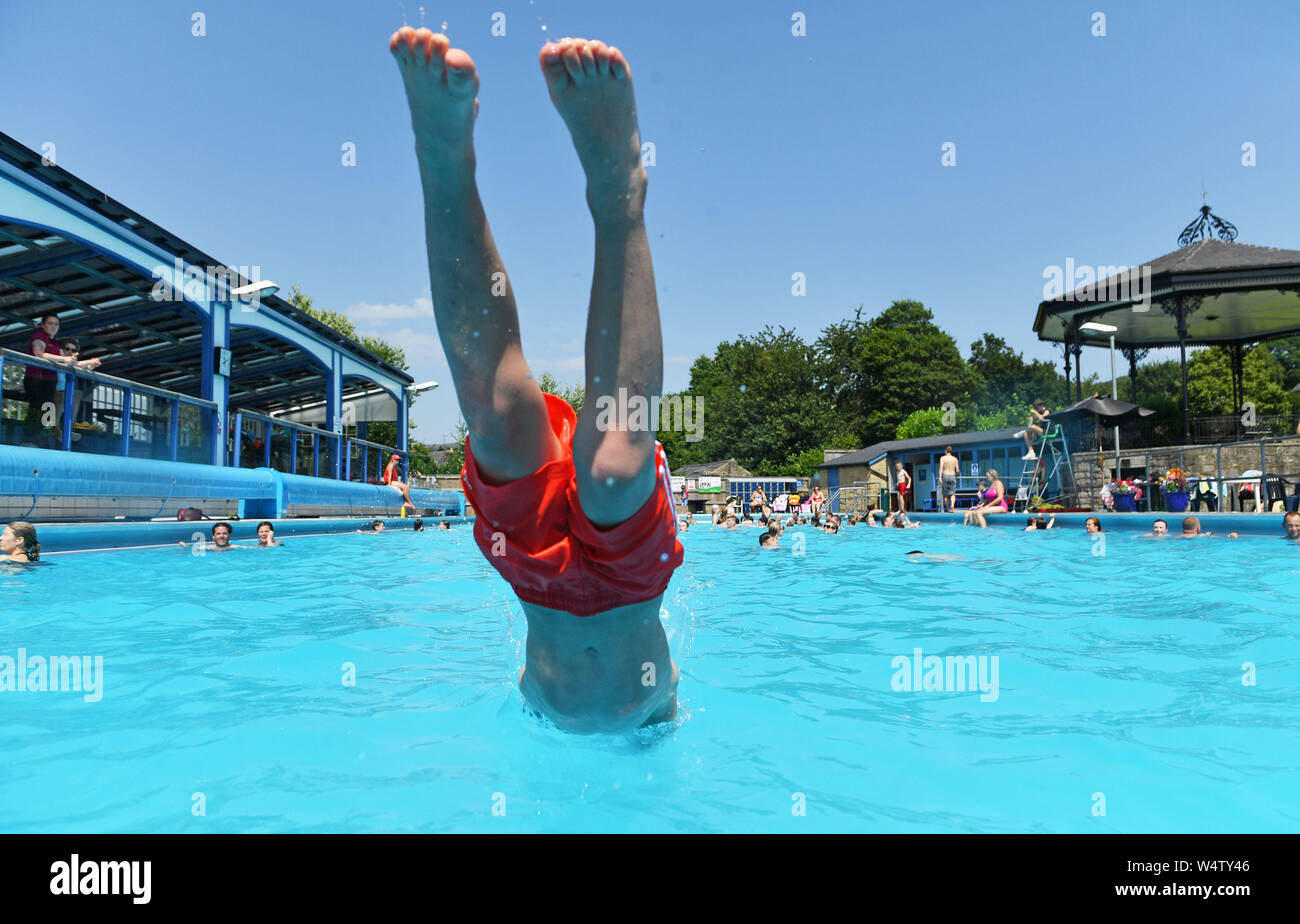 Hathersage outdoor swimming pool hi-res stock photography and images ...