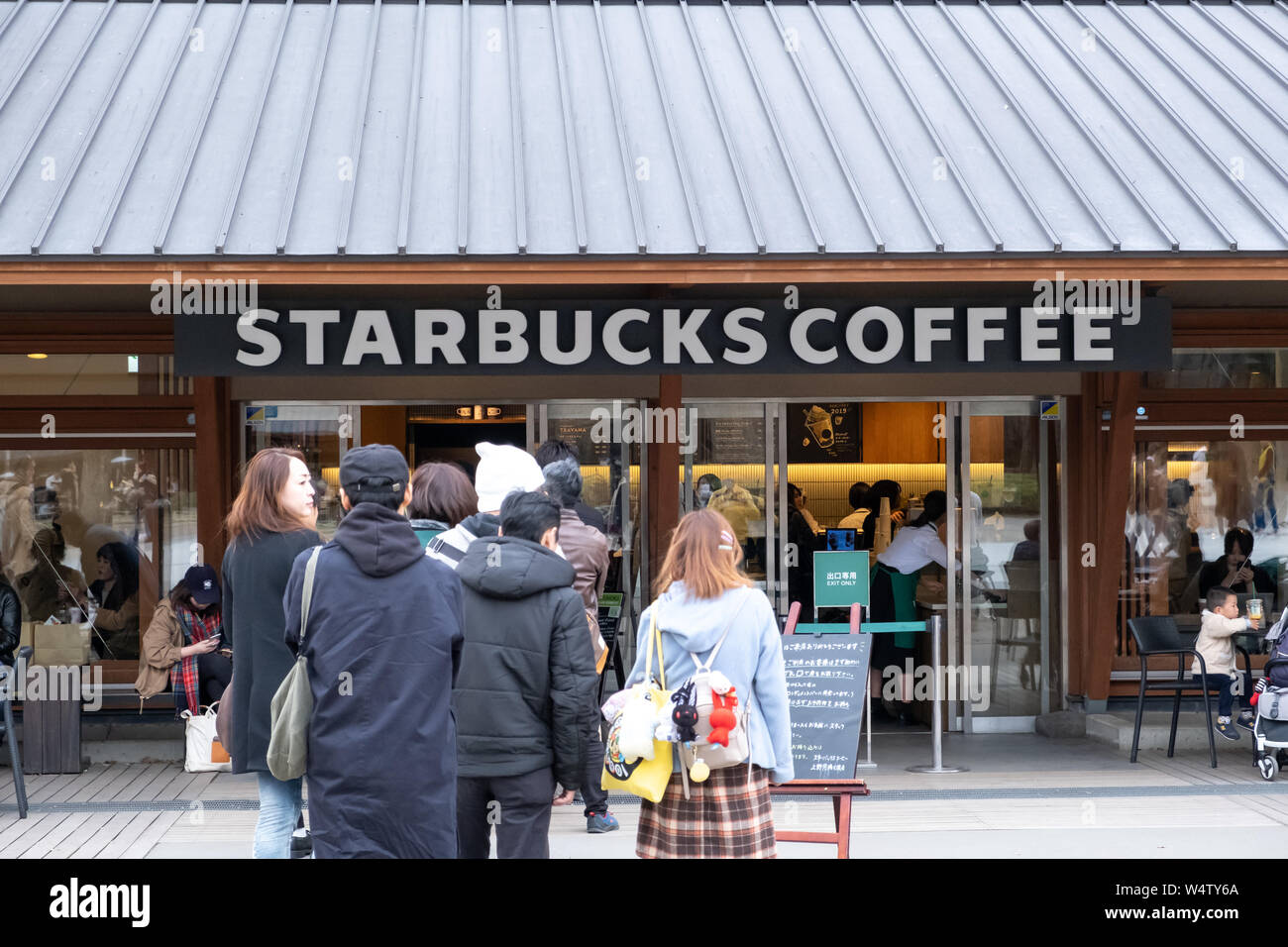 Queue line people starbucks cafe hi-res stock photography and images ...
