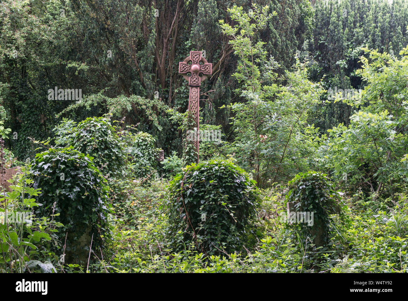 Holywell Cemetery, Oxford, UK. Closed to new burials for many years, it ...