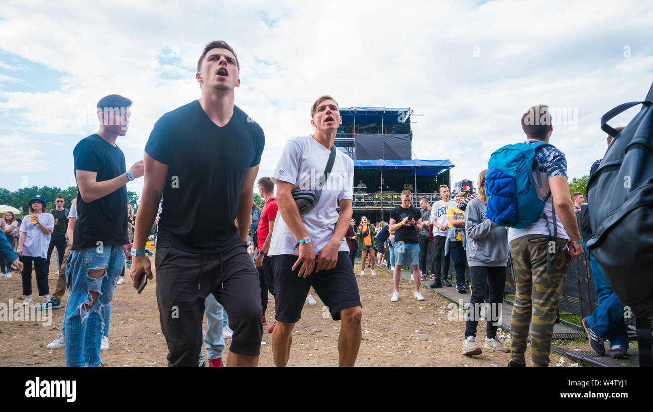 Outdoor music fans sunlight hi-res stock photography and images - Alamy