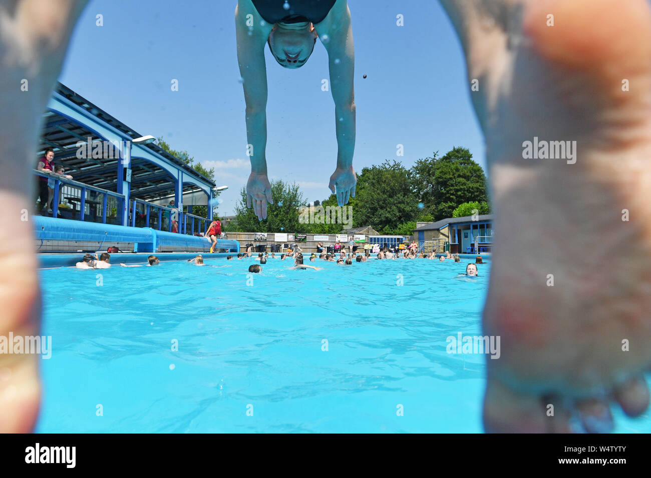 Hathersage outdoor swimming pool hi-res stock photography and images ...