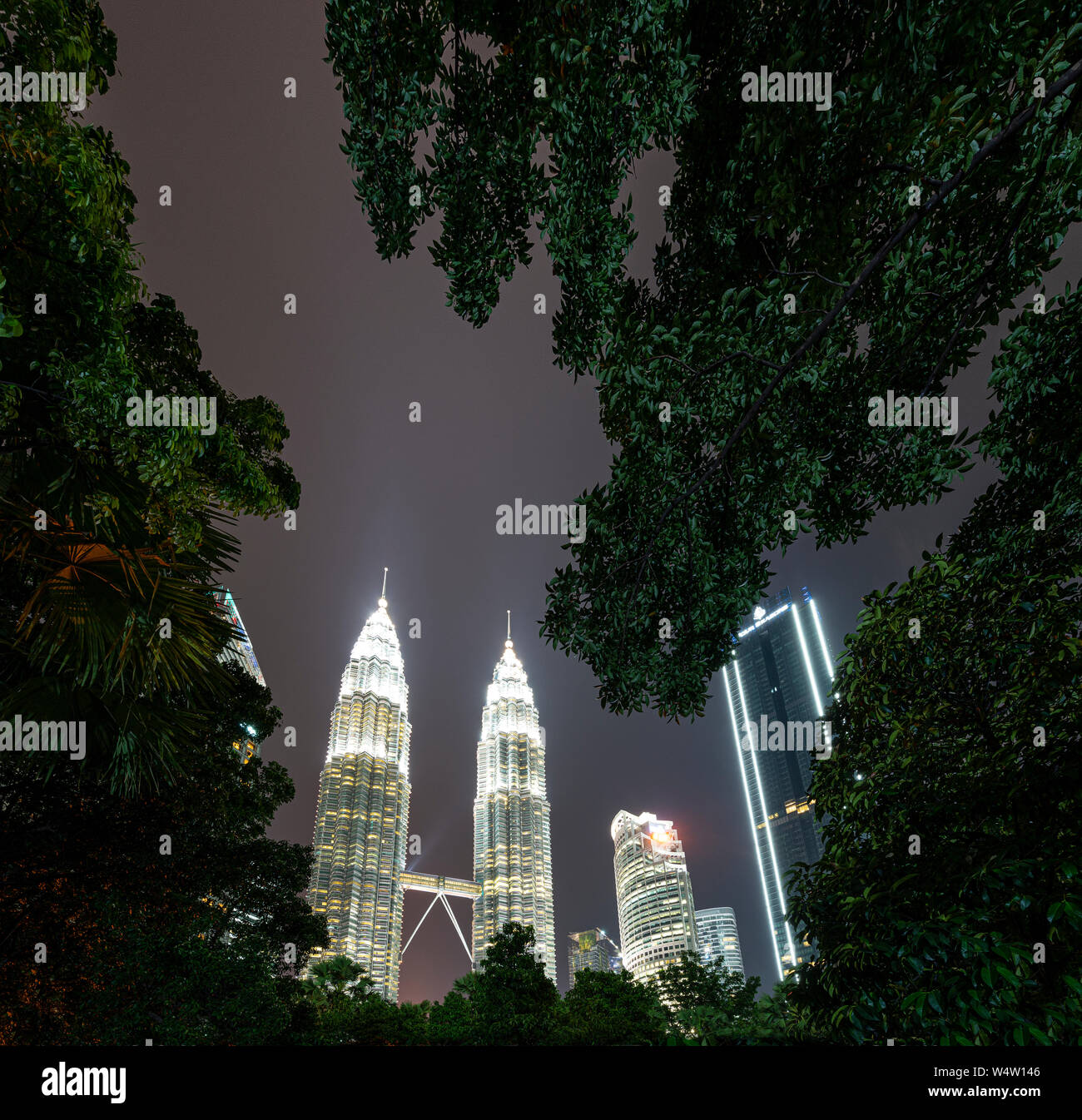 Klcc park and petronas towers dusk hi-res stock photography and images ...