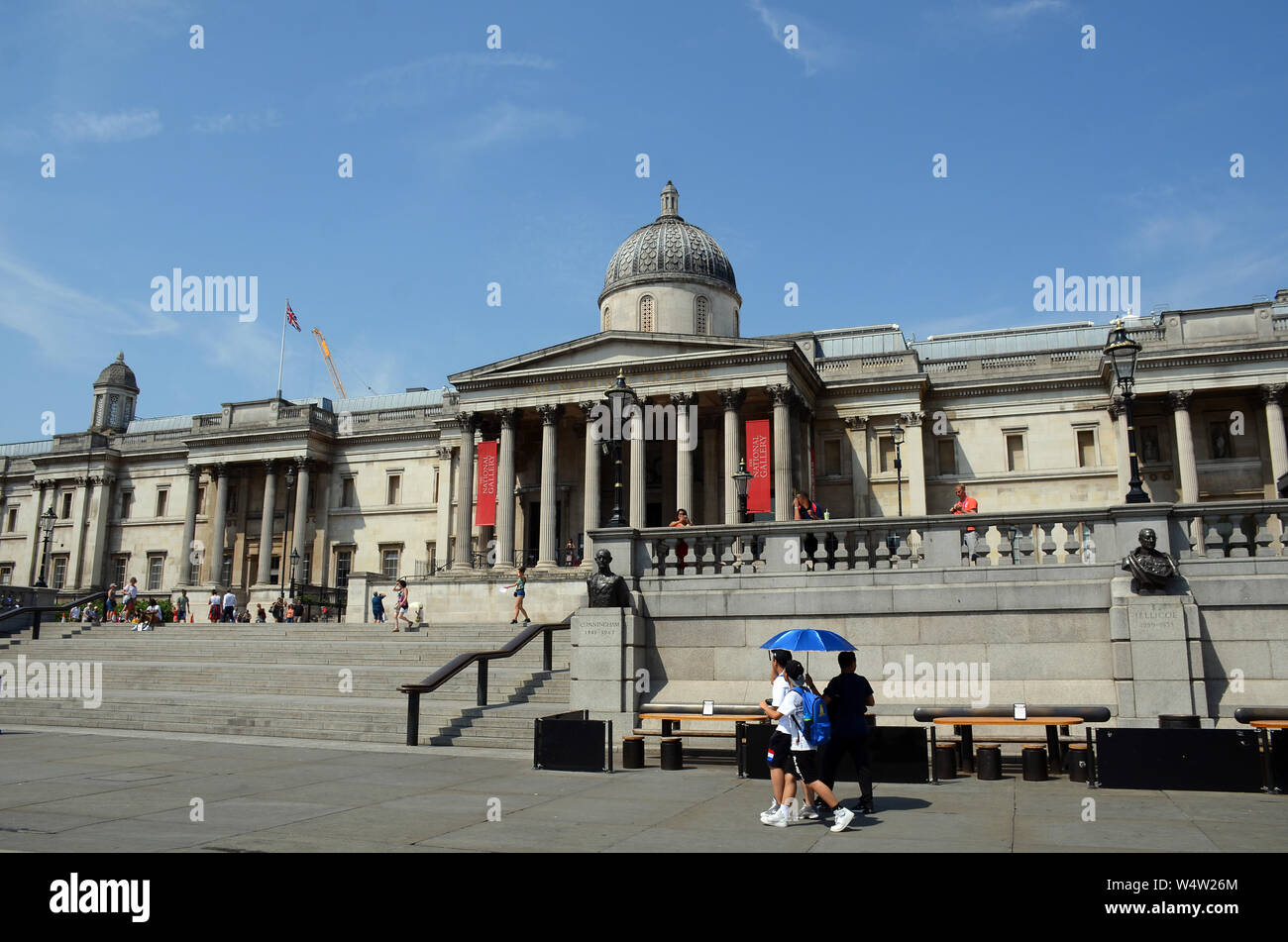 Empty square london sun hi-res stock photography and images - Alamy