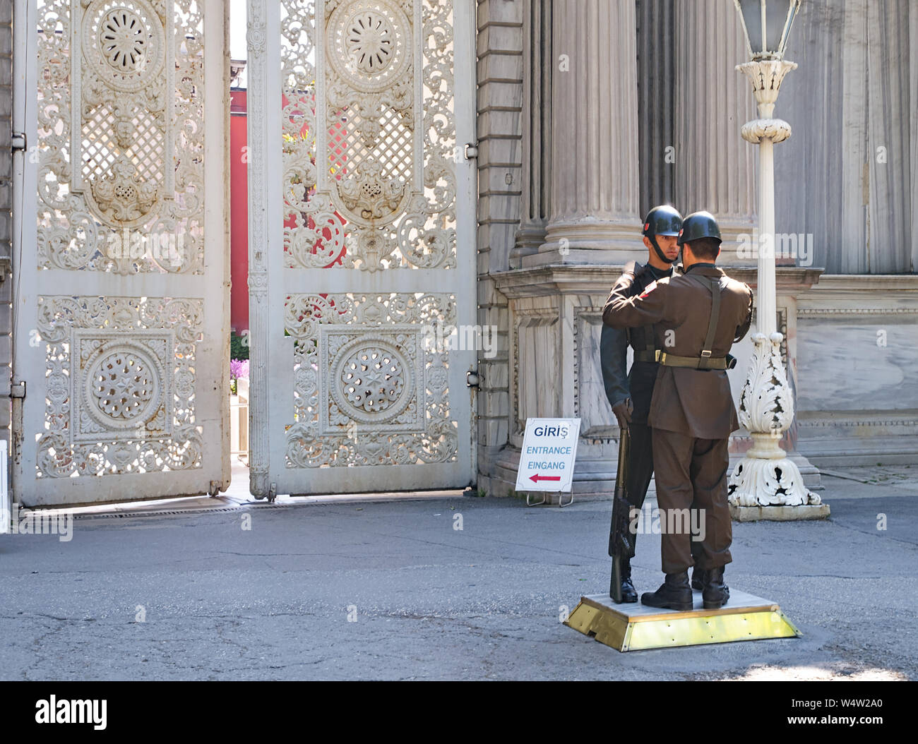 Armed soldier guarding gate in dolmabahce palace Stock Photo - Alamy
