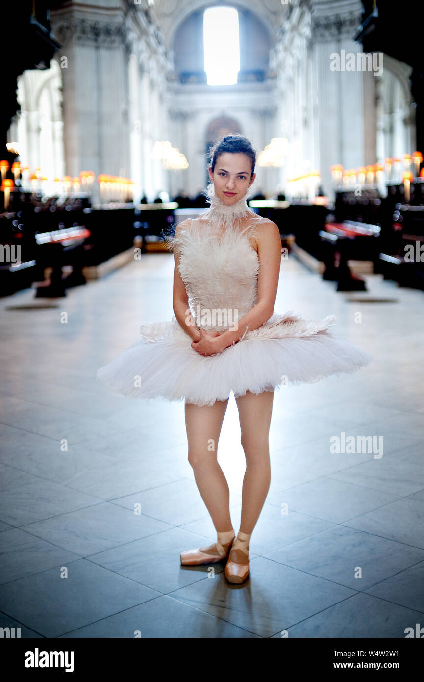 Ballet de pointe hi-res stock photography and images - Alamy