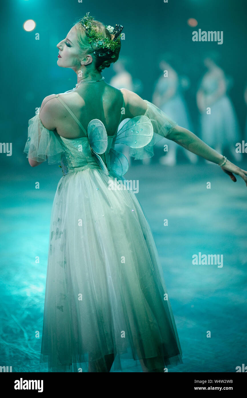 Corps de ballet hi-res stock photography and images - Alamy