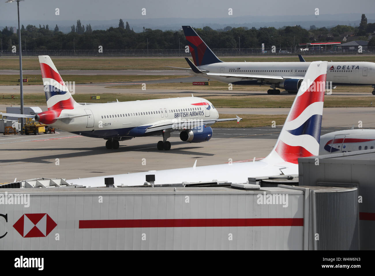 Runway 36 hi-res stock photography and images - Alamy