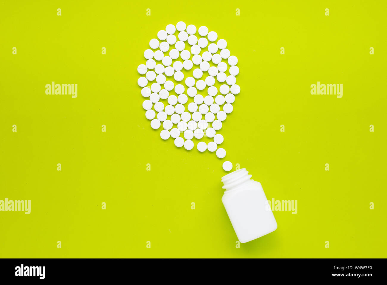 Tablets of Paracetamol on green background. Copy space Stock Photo - Alamy