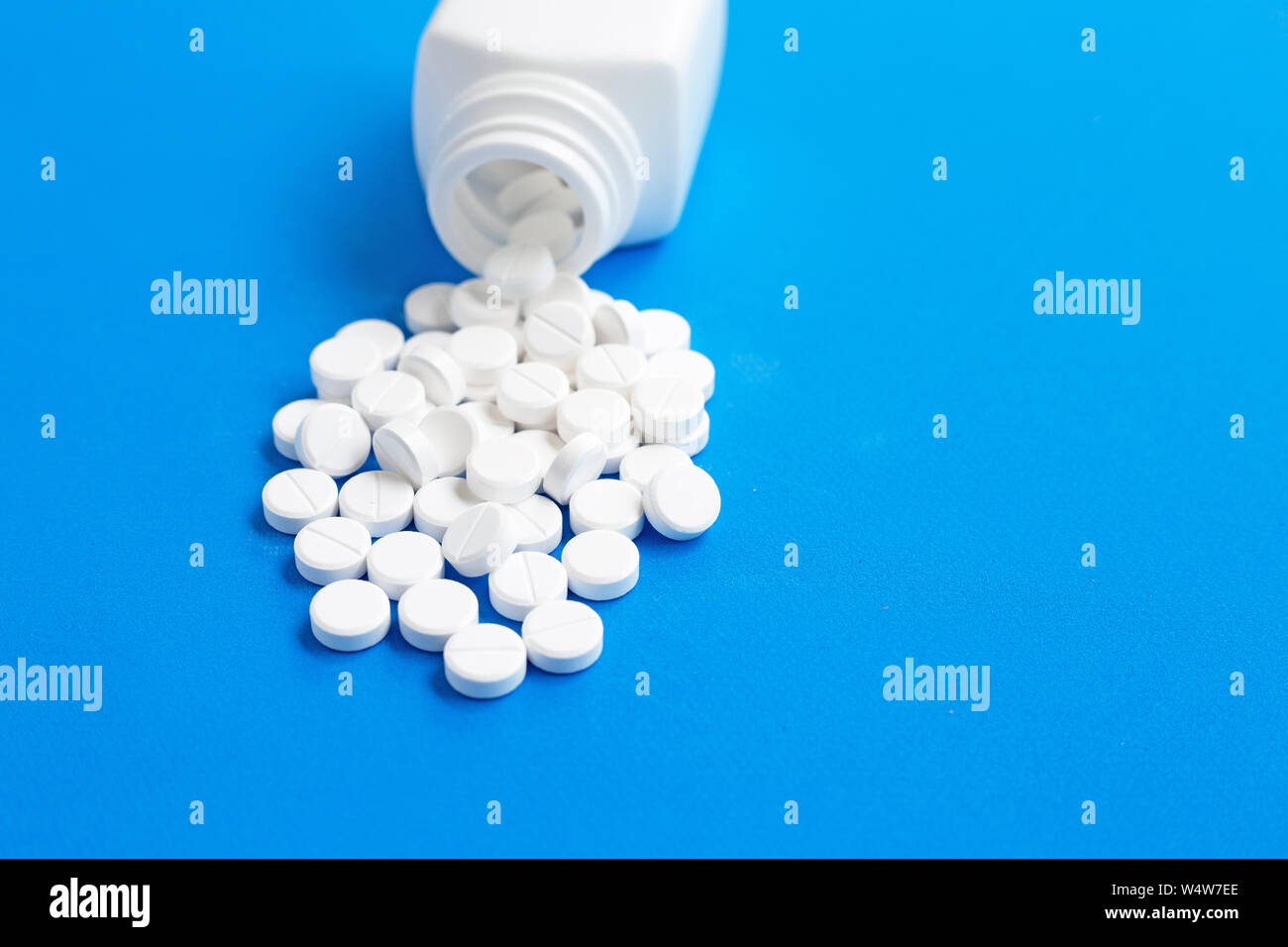 Tablets of Paracetamol on blue background. Copy space Stock Photo - Alamy