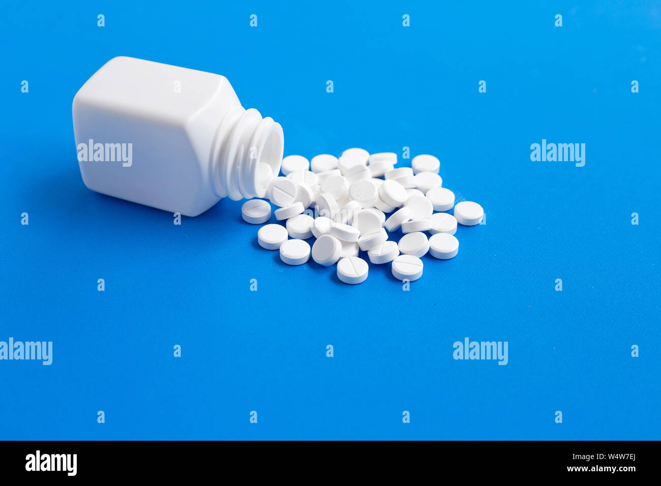Tablets of Paracetamol on blue background. Copy space Stock Photo - Alamy