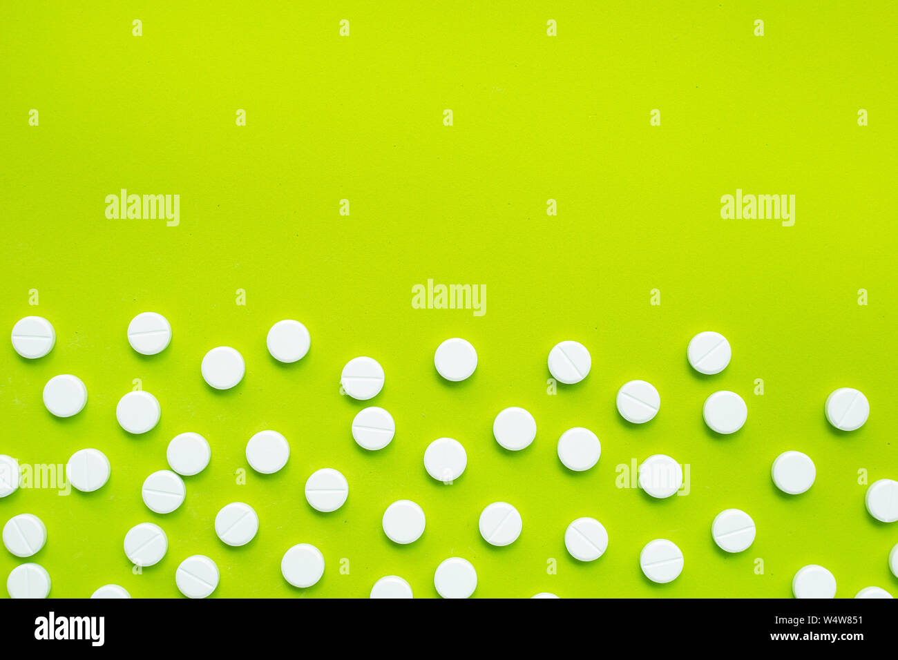 Tablets of Paracetamol on green background Stock Photo - Alamy