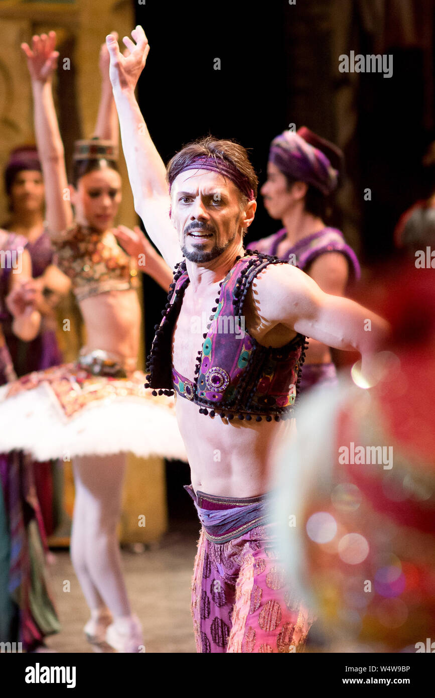 Male ballet dancer arabesque hi-res stock photography and images - Alamy