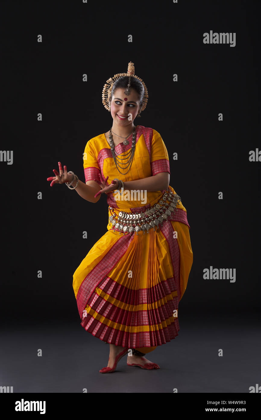 Woman performing Odissi dance Stock Photo - Alamy