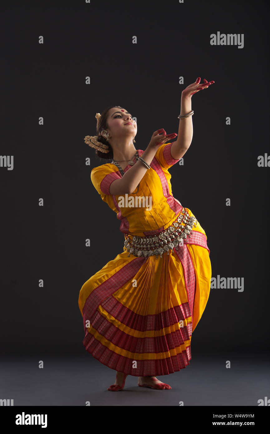 Woman performing Odissi dance Stock Photo - Alamy