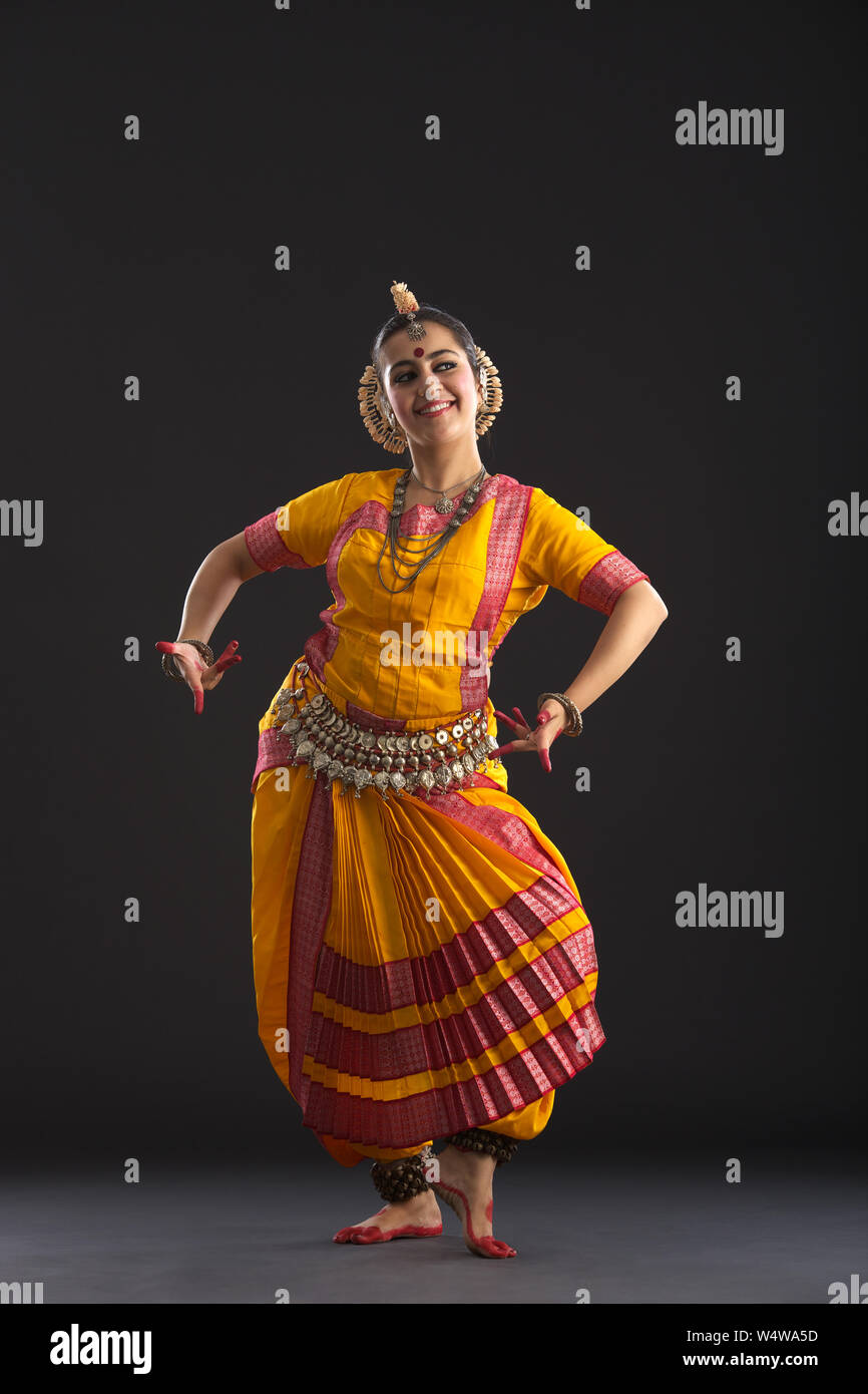 Woman performing Odissi dance Stock Photo - Alamy