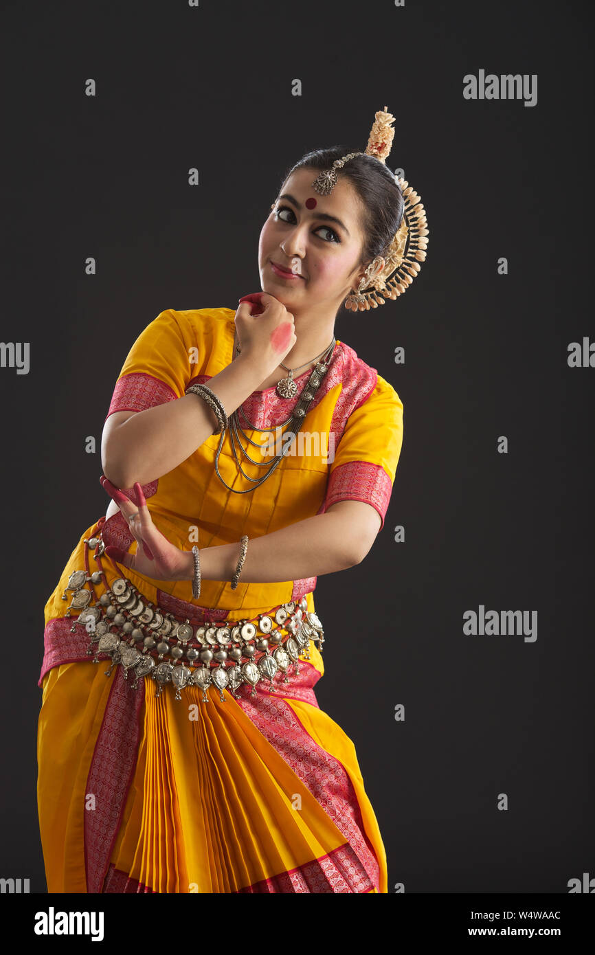 Woman performing Odissi dance Stock Photo - Alamy