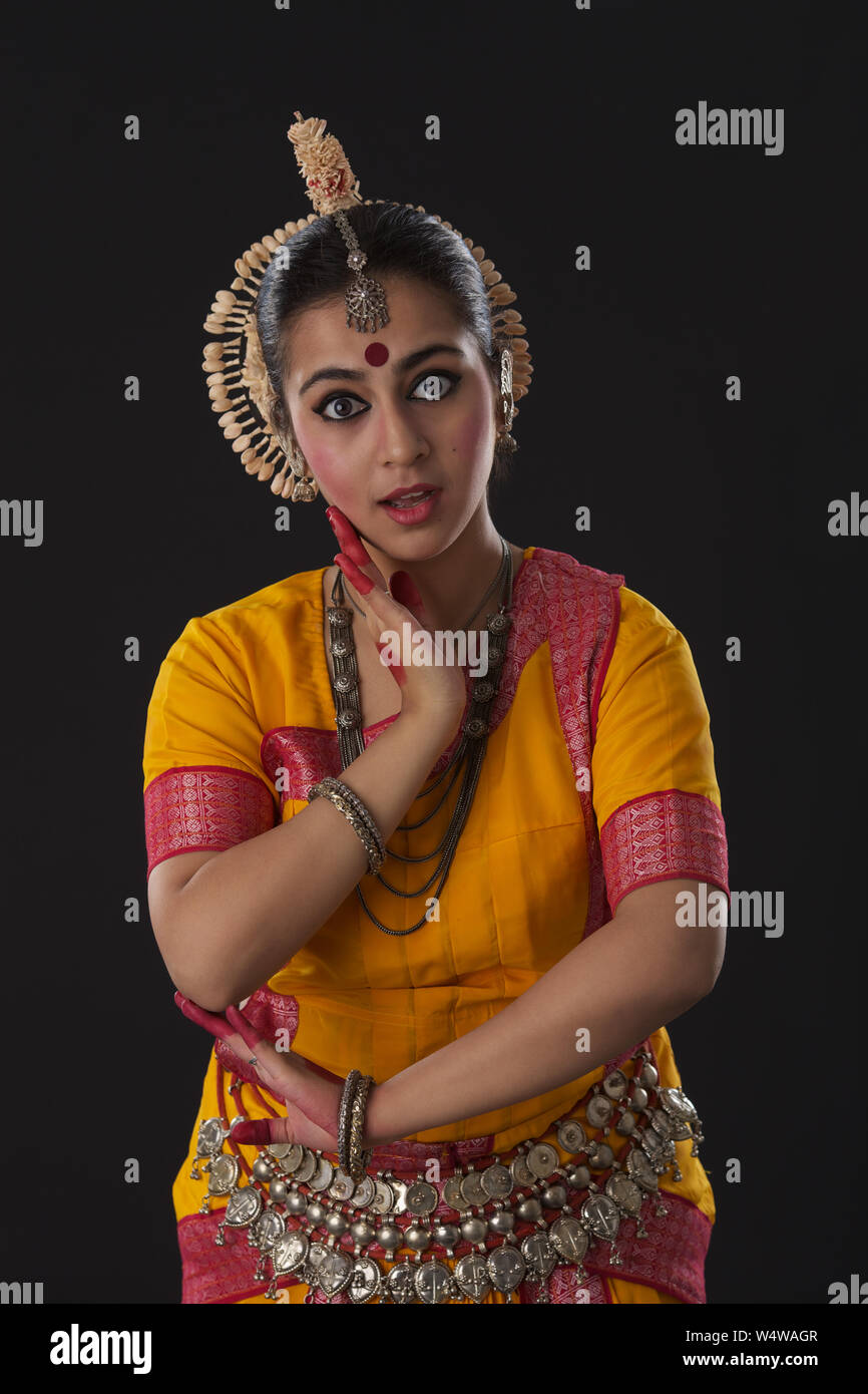 Woman performing Odissi dance Stock Photo - Alamy