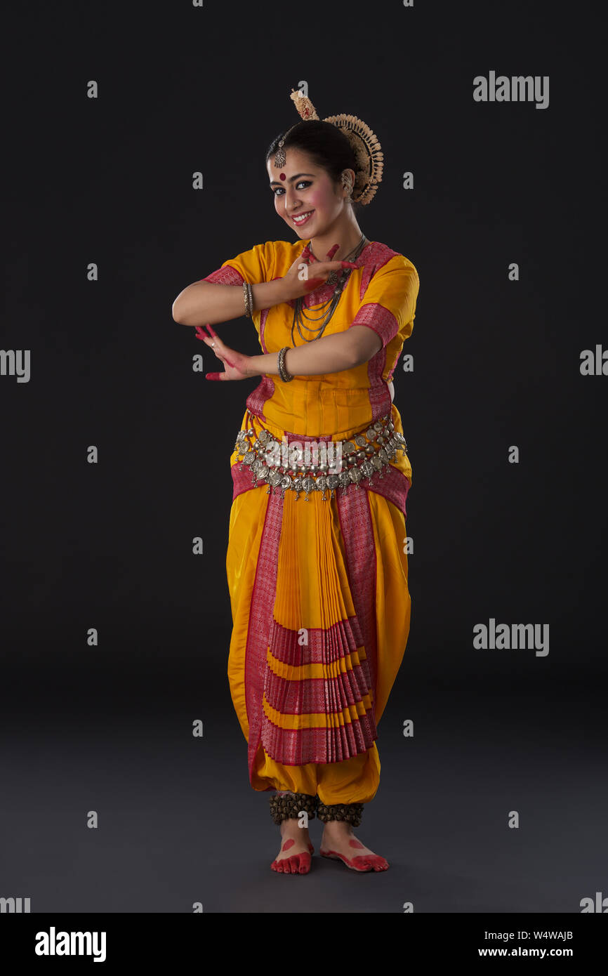 Woman performing Odissi dance Stock Photo - Alamy