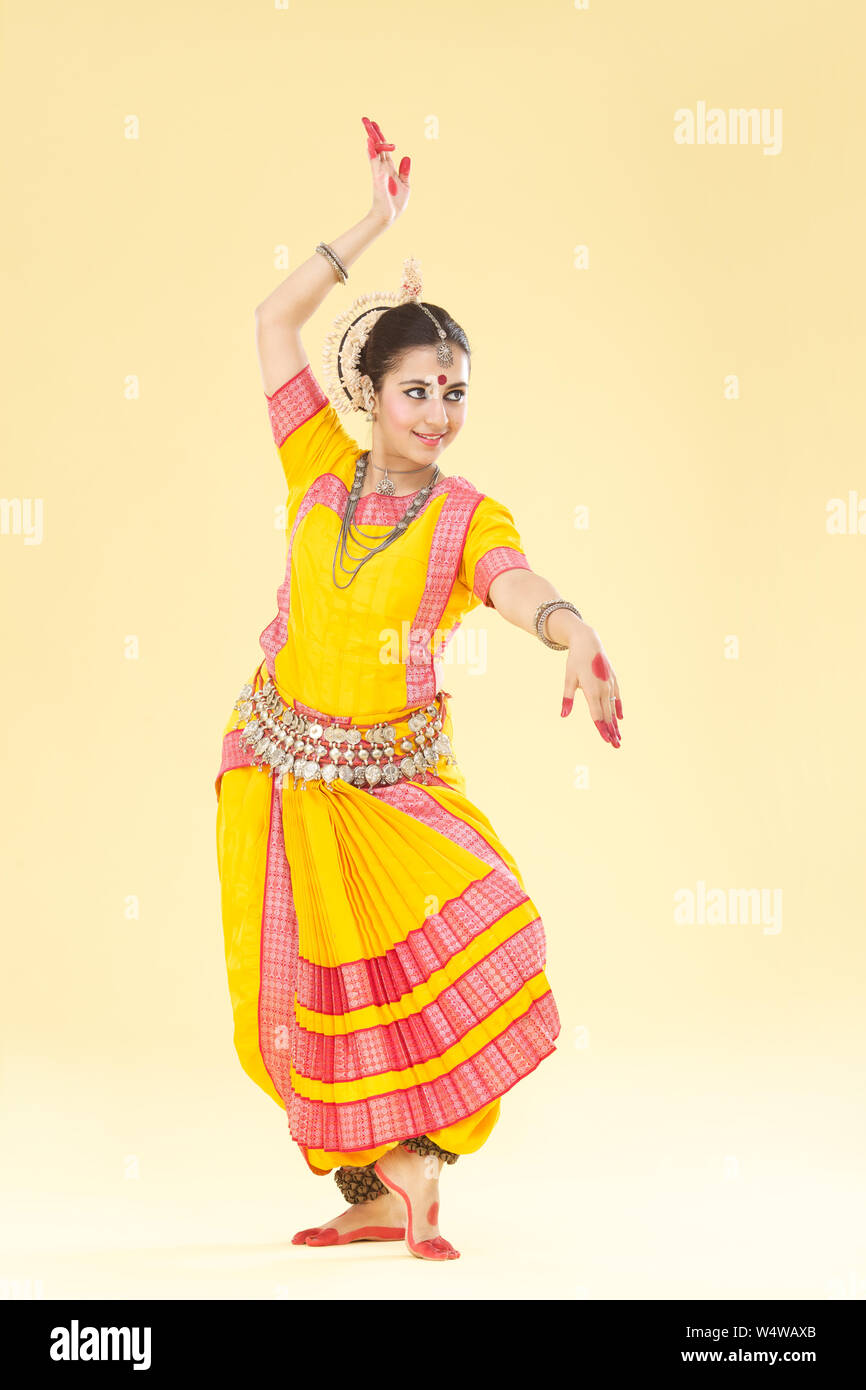 Women performing Odissi dance Stock Photo - Alamy