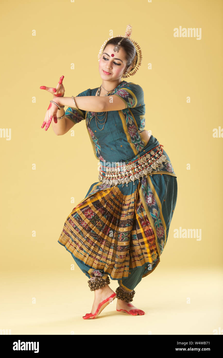 Woman performing Odissi dance Stock Photo - Alamy