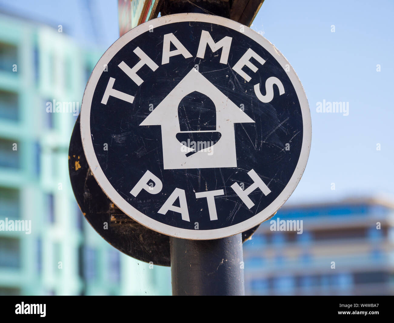 Thames path sign hi-res stock photography and images - Alamy