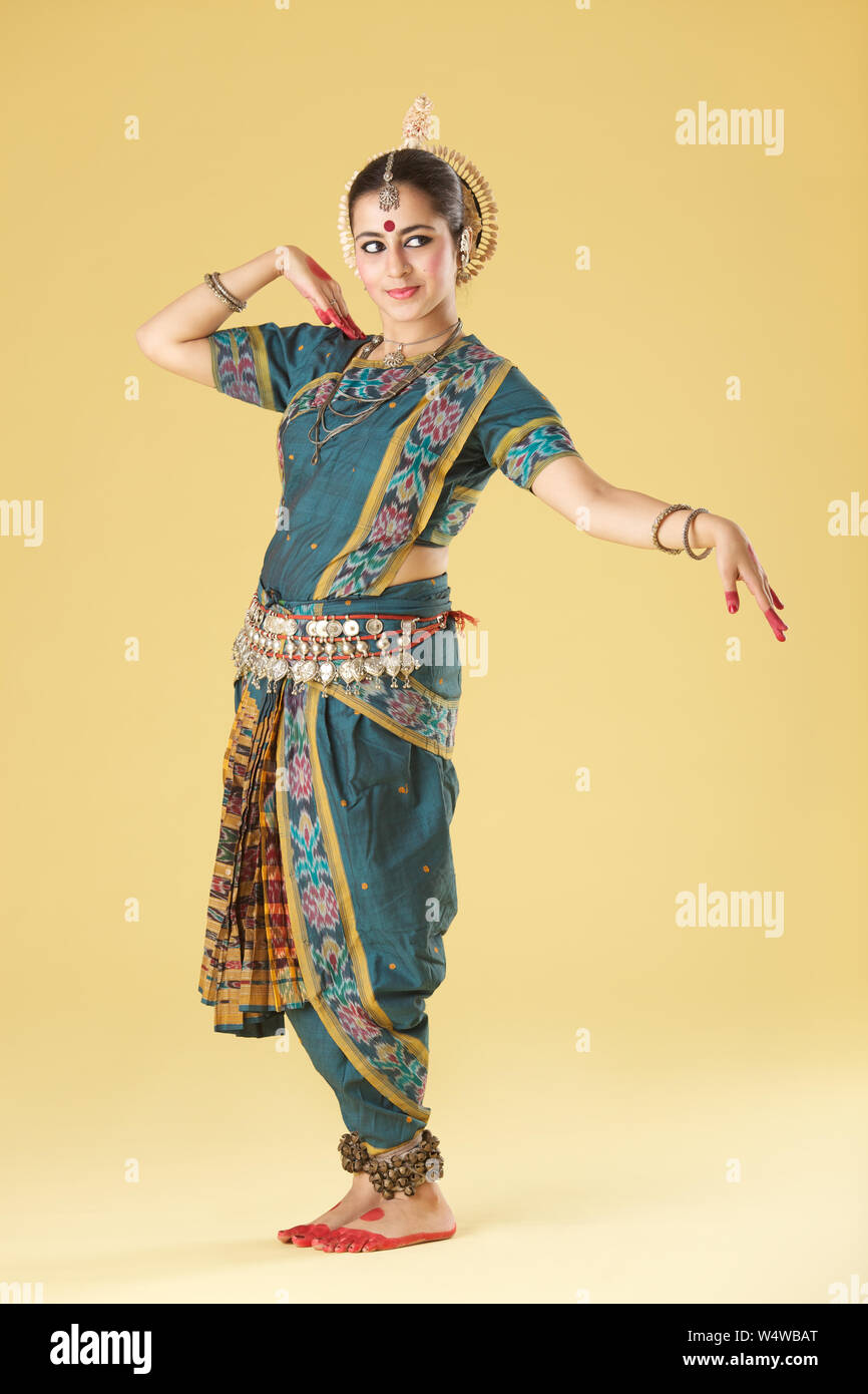 Woman performing Odissi dance Stock Photo - Alamy