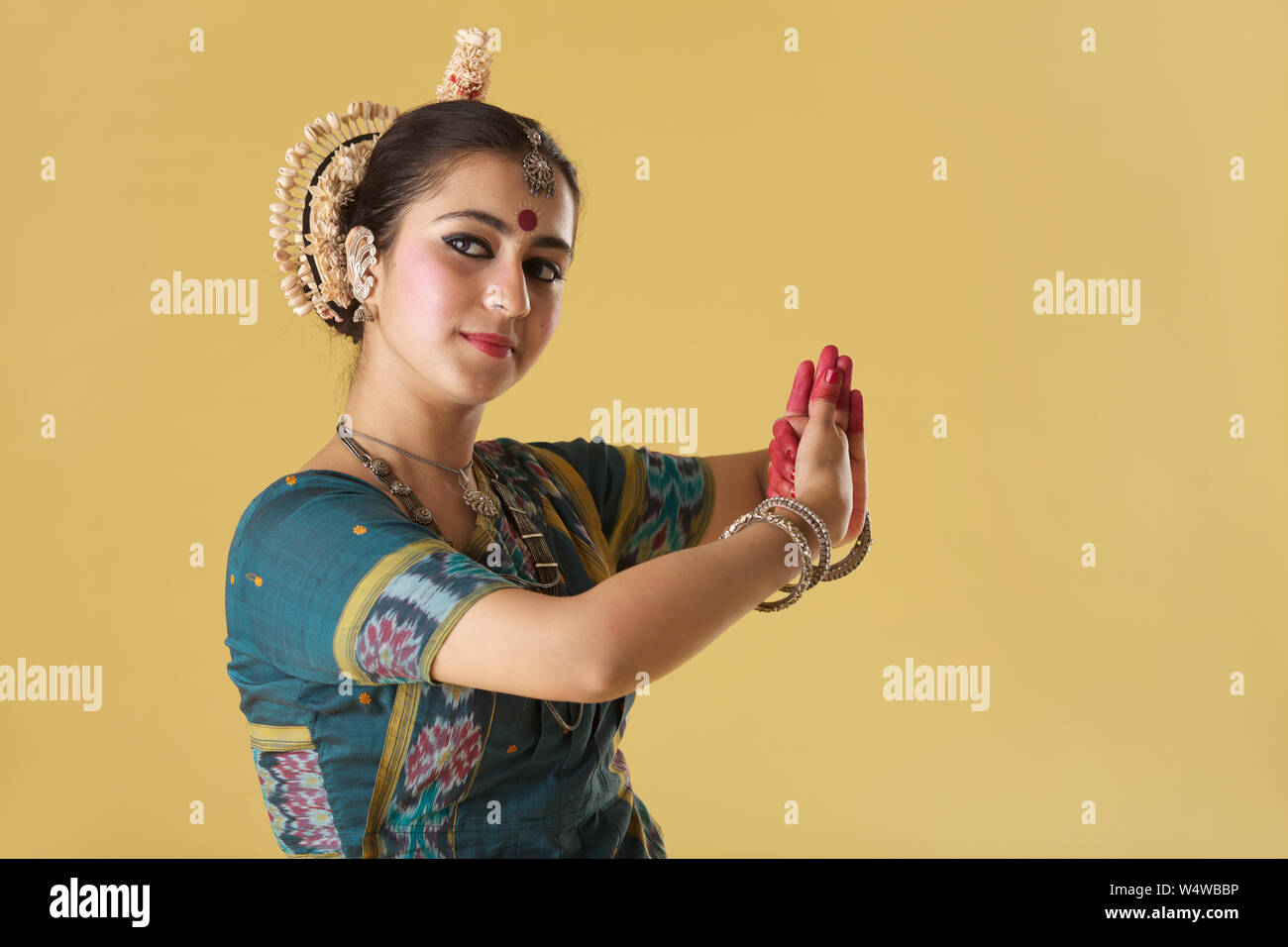 Woman performing Odissi dance Stock Photo - Alamy